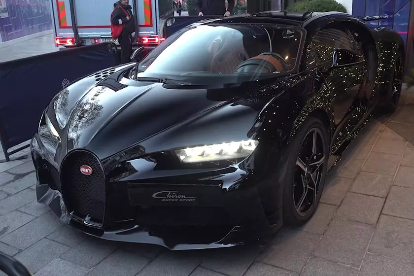 Mira o Bugatti La Voiture Noire de 18 millóns de dólares que se envolve para o Nadal 39823_7