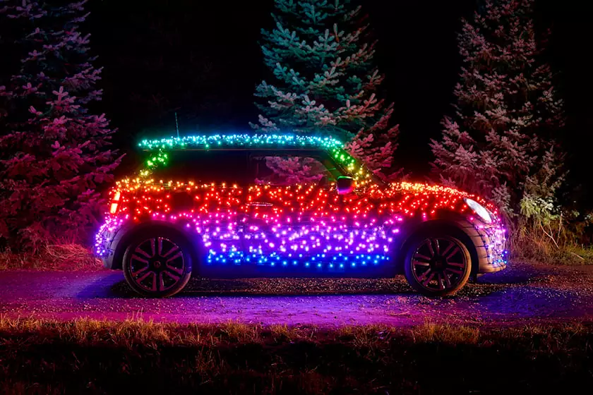 Binalot ng Mini ang Cooper na Ito ng 2,000 Christmas Light Para sa Isang Mabuting Dahilan 39911_2