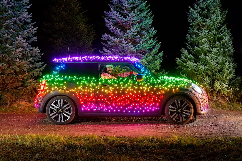 Binalot ng Mini ang Cooper na Ito ng 2,000 Christmas Light Para sa Isang Mabuting Dahilan 39911_3