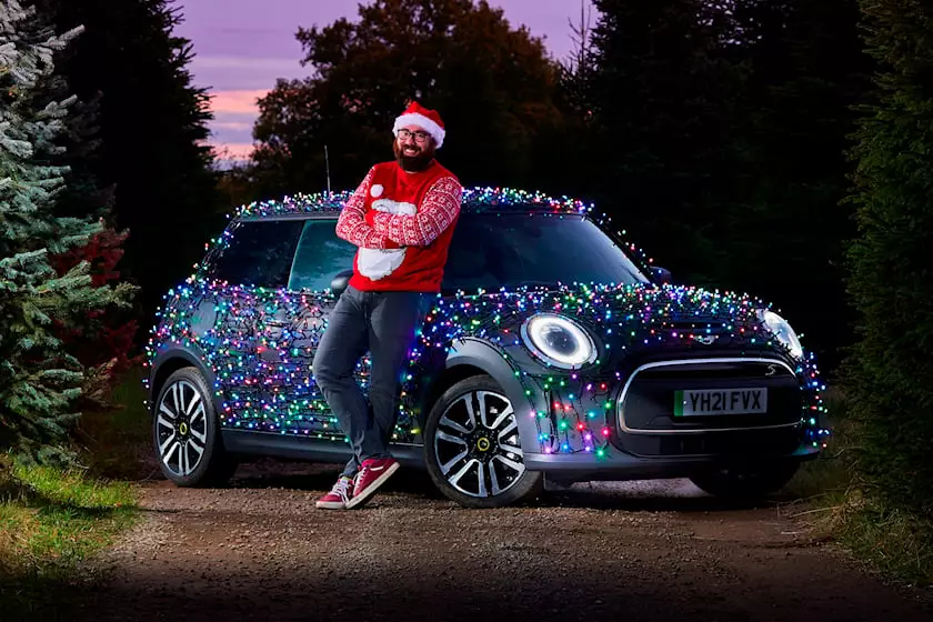 Binalot ng Mini ang Cooper na Ito ng 2,000 Christmas Light Para sa Isang Mabuting Dahilan 39911_4