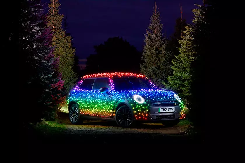 Binalot ng Mini ang Cooper na Ito ng 2,000 Christmas Light Para sa Isang Mabuting Dahilan 39911_6