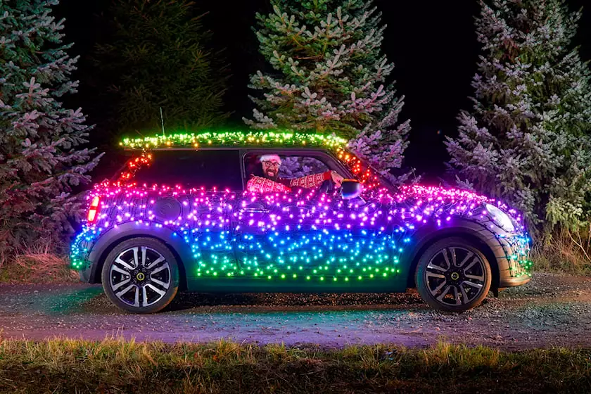 Binalot ng Mini ang Cooper na Ito ng 2,000 Christmas Light Para sa Isang Mabuting Dahilan 39911_7