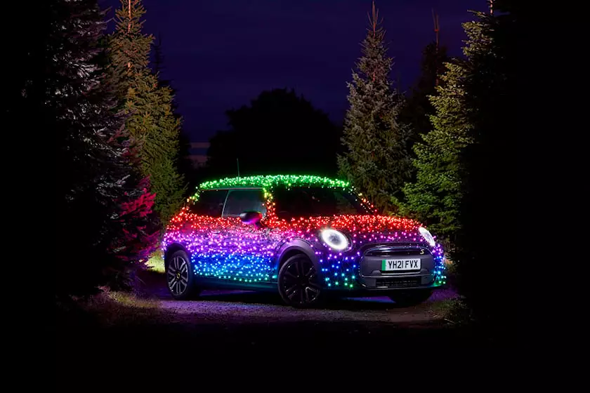 Binalot ng Mini ang Cooper na Ito ng 2,000 Christmas Light Para sa Isang Mabuting Dahilan 39911_8