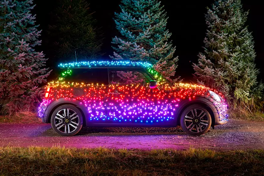 Binalot ng Mini ang Cooper na Ito ng 2,000 Christmas Light Para sa Isang Mabuting Dahilan 39911_9