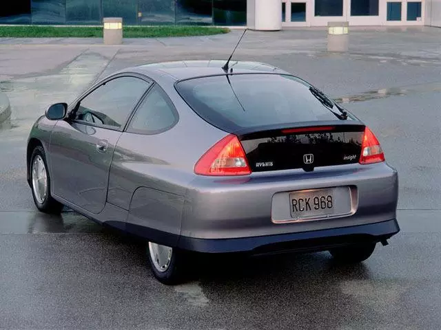 So'nggi o'n yillikdagi eng ta'sirli avtomobillar: Prius superkarlarni qutqarish uchun 39914_6