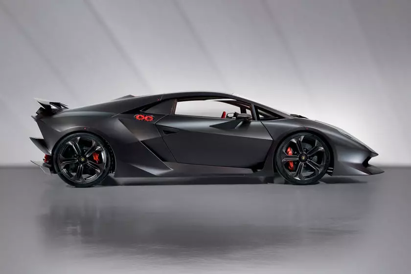 Страничен поглед на Lamborghini Sesto Elemento од 2011 година