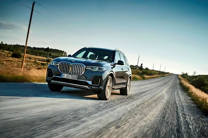 2020-2021 BMW X7 ఫ్రంట్ వ్యూ డ్రైవింగ్