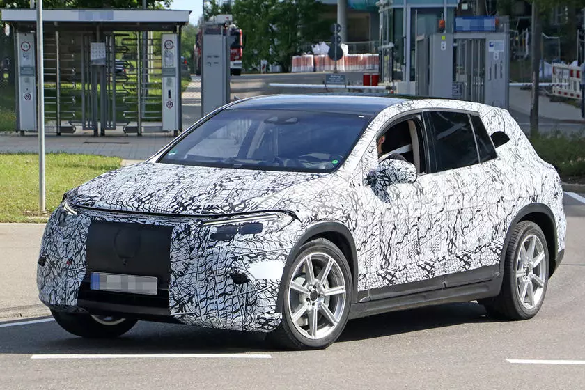 Mercedes EQS SUV Spied e Itokiselitse ho nka Tesla Model X 40096_4