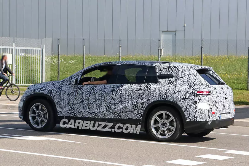 Mercedes EQS SUV Spied e Itokiselitse ho nka Tesla Model X 40096_9