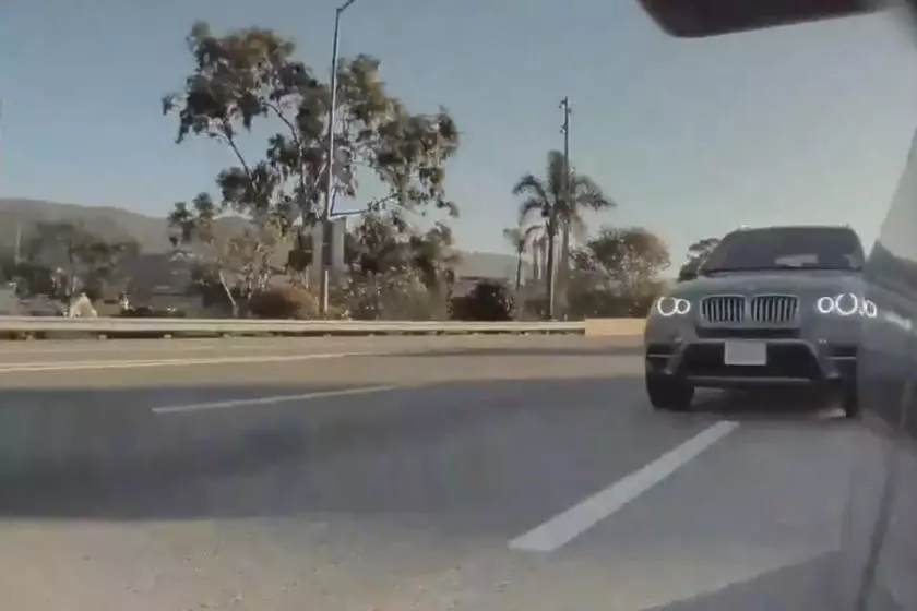 Un conducteur fou de BMW X5 déjoué par les réflexes rapides du pilote automatique de Tesla 40195_1