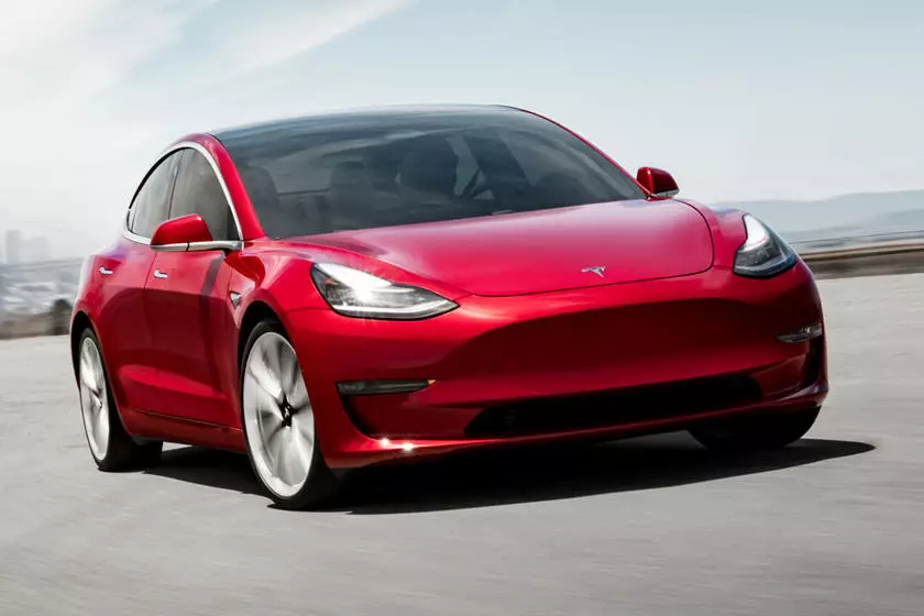 2017-2021 Tesla Model 3, pogled spredaj, vožnja