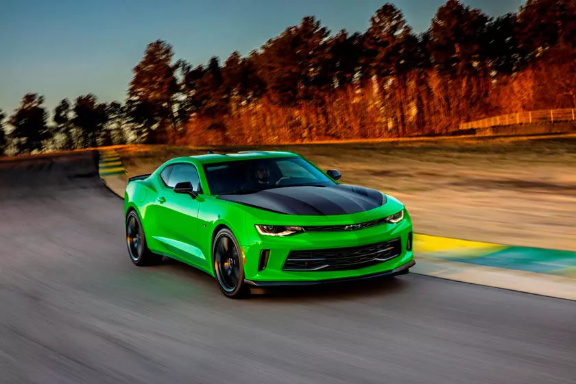 2016-2018 Chevrolet Camaro Coupe хәрәкәттә фронт ягы