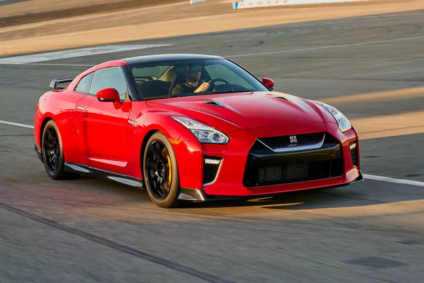 2020 ኒሳን GT-R የፊት አንግል እይታ