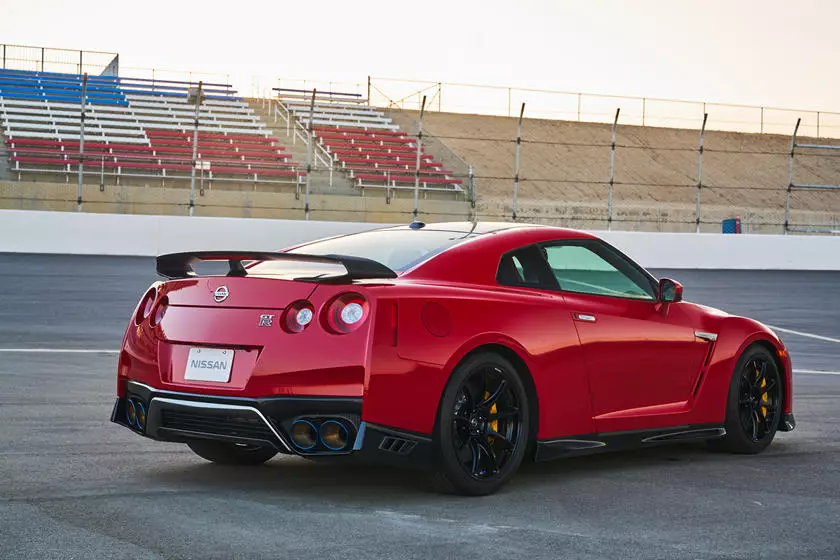 2020 Nissan GT-R रियर कोण दृश्य