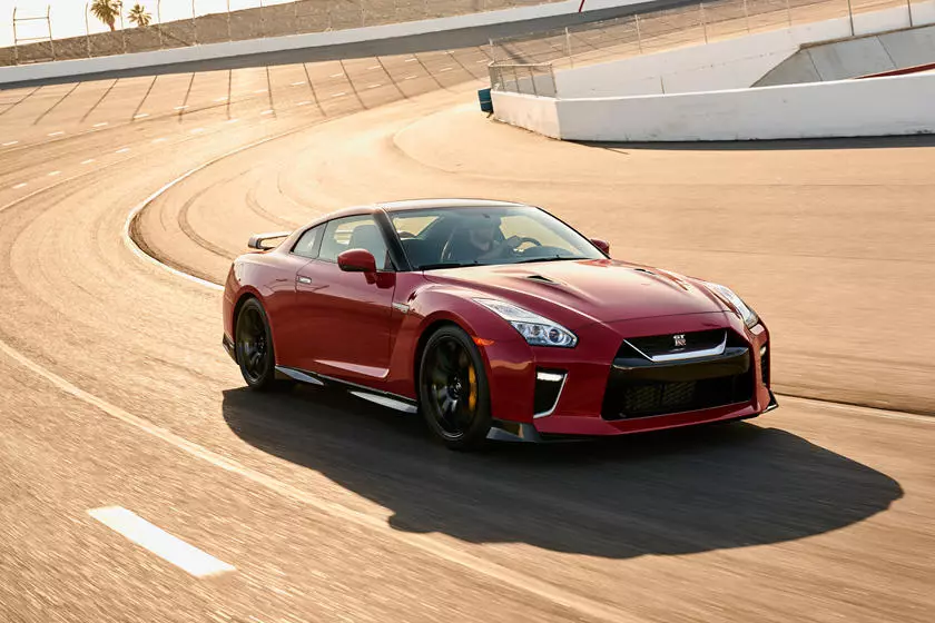 2020 Nissan GT-R, pogled od spredaj, vožnja