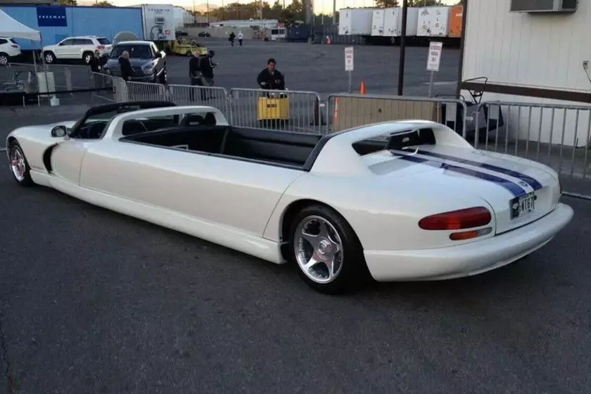 Esta limusina Dodge Viper de 1996 es de lo que están hechas las pesadillas 40359_2