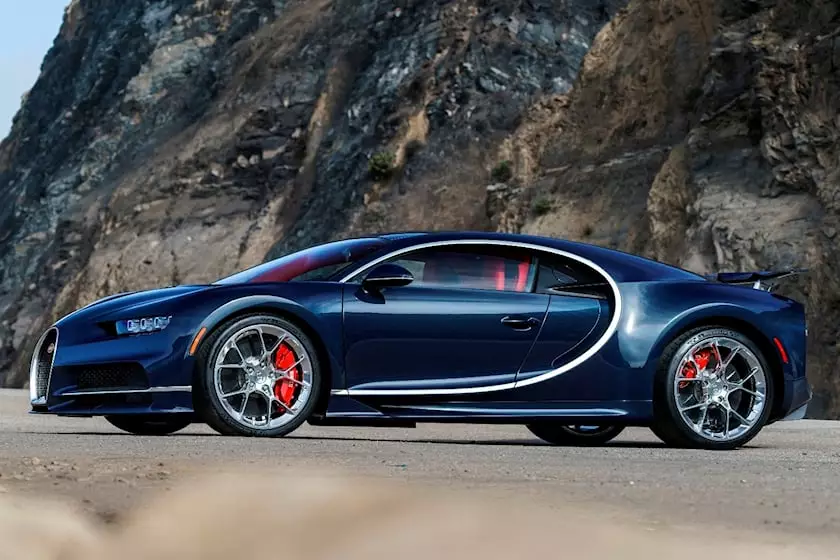 Выгляд збоку Bugatti Chiron Coupe 2017-2022 гг