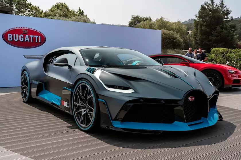 Vista frontal do Bugatti Divo 2020
