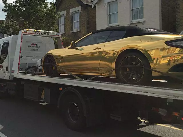 Un șofer care învață fără asigurare trebuie să urmărească remorcarea lui Gold Maserati 40589_1