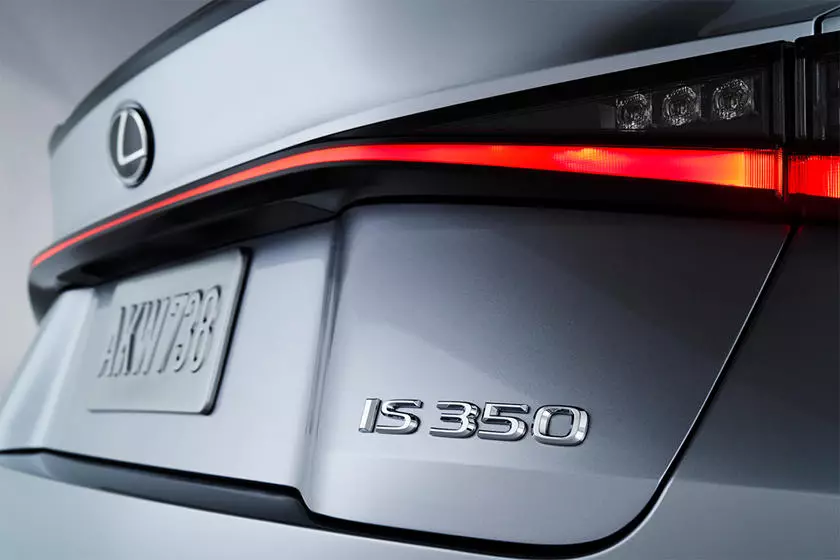 Lexus IS 2021 година пристигнува со подобрена технологија и динамика на возење 40595_12