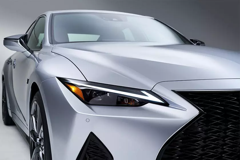 Lexus IS 2021 година пристигнува со подобрена технологија и динамика на возење 40595_9