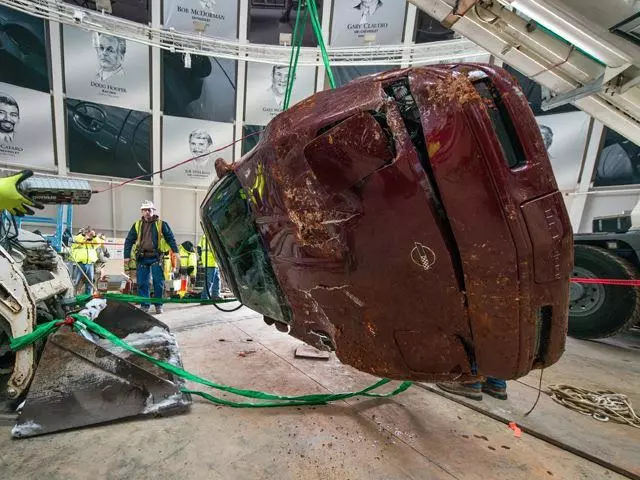 Hvor mange tons sten tog det at fylde Corvette Museum Sinkhole? 40617_1