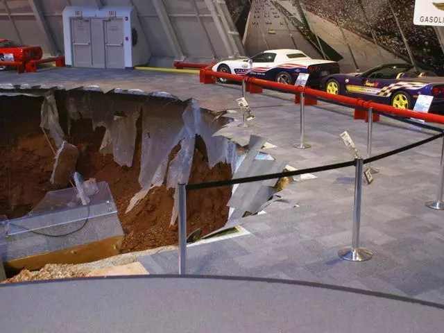 Hvor mange tons sten tog det at fylde Corvette Museum Sinkhole? 40617_2