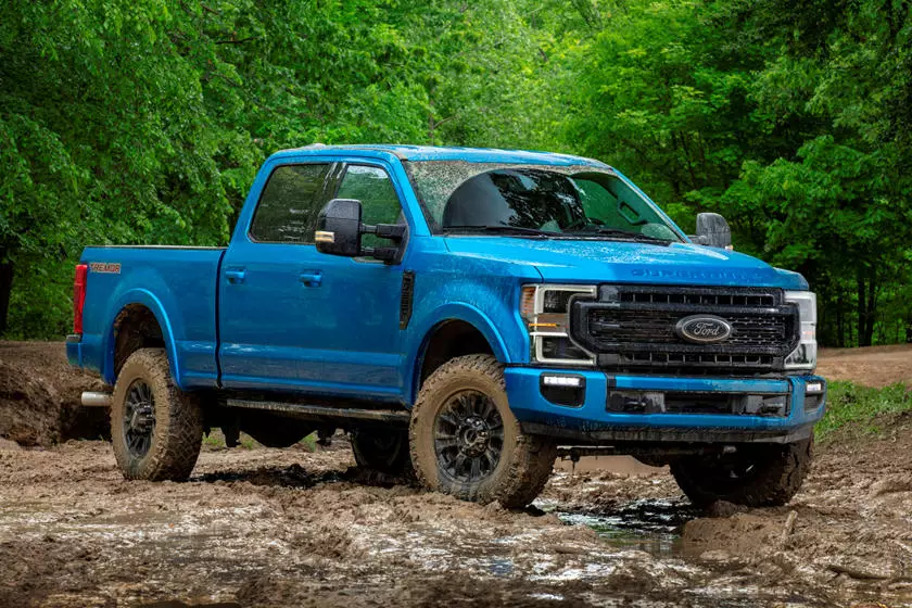 2020-2022 Ford F-250 Super Duty skats no priekšējā leņķa