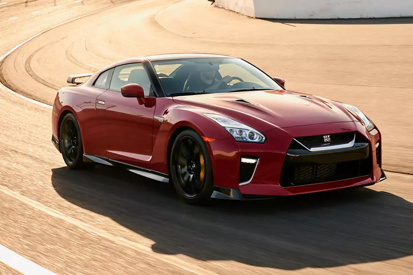 2020–2021 Nissan GT-R eestvaatega sõitmine