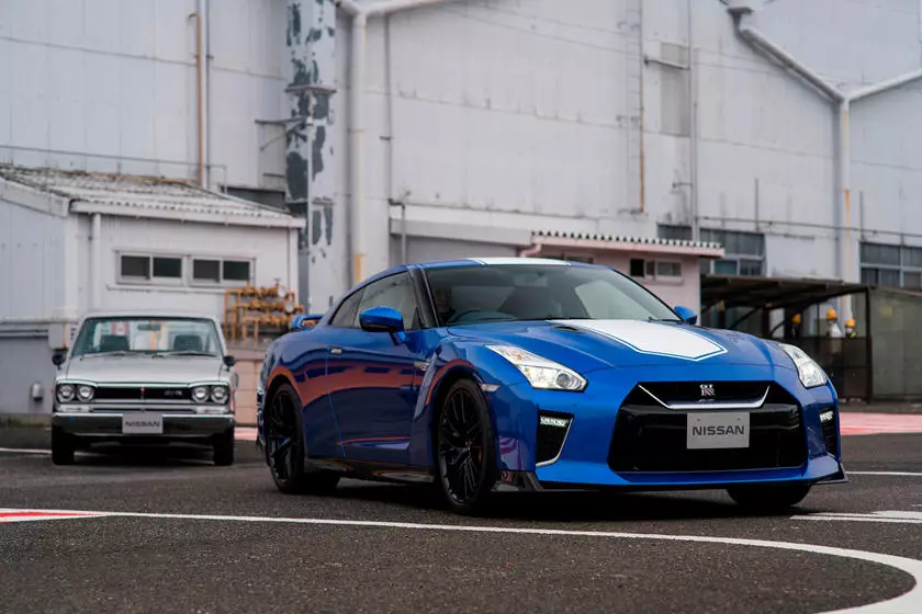 2020-2021 নিসান GT-R ফ্রন্ট অ্যাঙ্গেল ভিউ