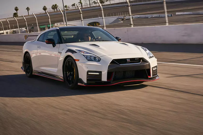 2020-2021 Nissan GT-R NISMO преден ъгъл за шофиране