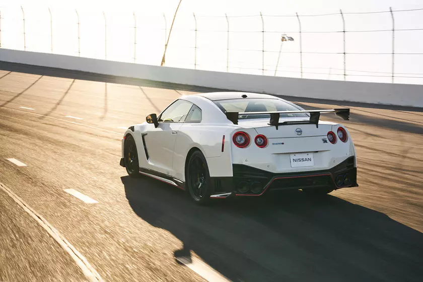 2020-2021 Nissan GT-R NISMO Conducción en perspectiva trasera