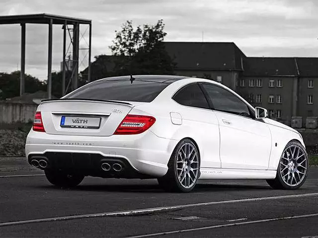 وات د مرسډیز-AMG C63 د سټرایډونو څخه ډک شو چې د 199 mph په وهلو کې مرسته وکړي 40794_1