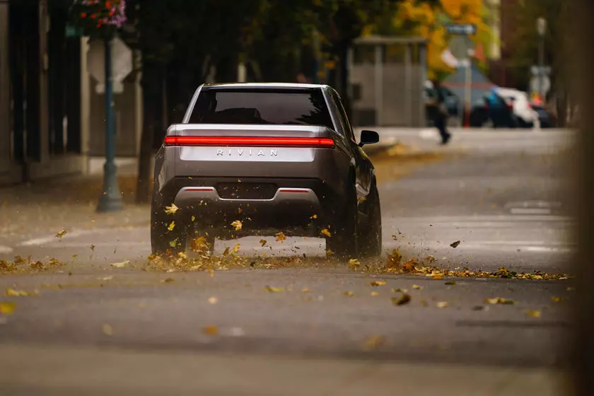 2022 Rivian R1T משאית מבט אחורי נהיגה