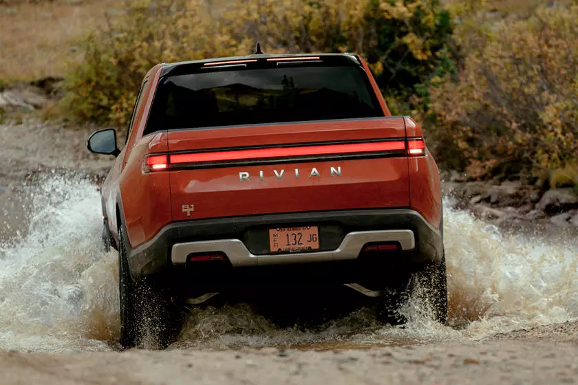 2022 Rivian R1T камион Возење со заден поглед