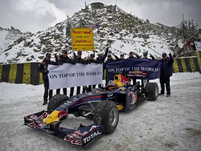 Աշխարհի ամենաբարձր ճանապարհը, հանդիպեք Red Bull F1 մեքենային 41050_1