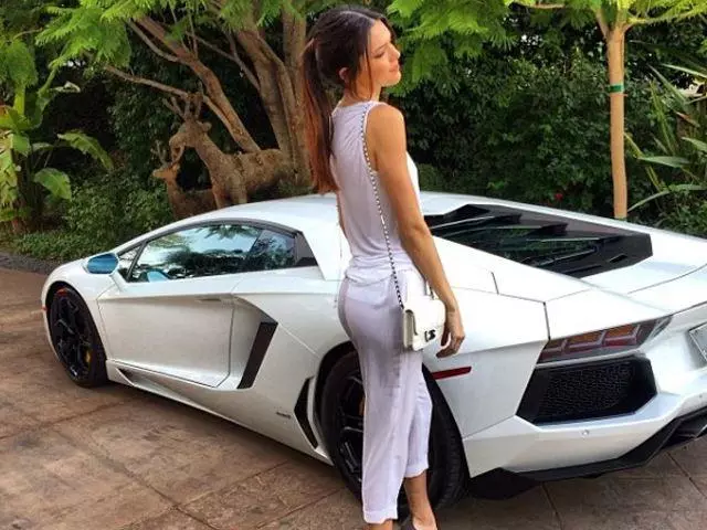 Która dziewczyna Jenner właśnie dostarczyła męskie nowe Lamborghini? 41070_1