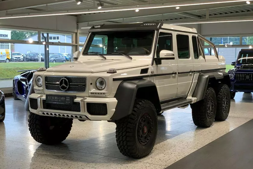 මෙම Mercedes G63 AMG 6x6 තුළ ඔබේ අසල්වැසියාගේ ට්‍රක් රථය පොඩි කරන්න 41086_1