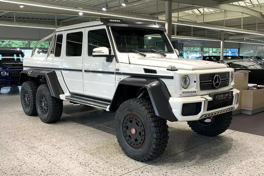 צעטרעטן דיין חבר ס טראָק אין דעם Mercedes G63 AMG 6 קס 6 41086_4