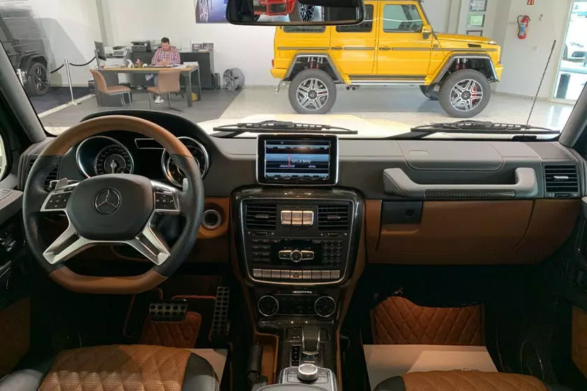 Disbatu la Kamionon de Via Najbaro En Ĉi tiu Mercedes G63 AMG 6x6 41086_5