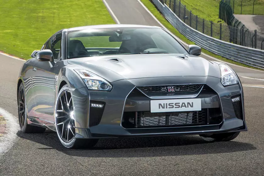 Tampilan Sudut Depan Nissan GT-R 2017-2019