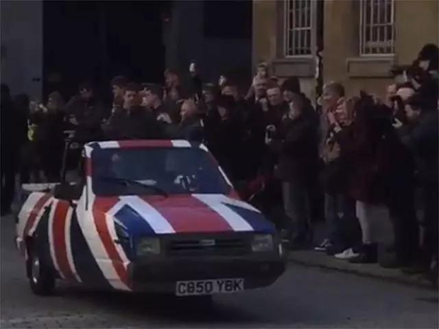 Qual apresentador de 'Top Gear' está em um All-American Reliant Robin? 41245_1