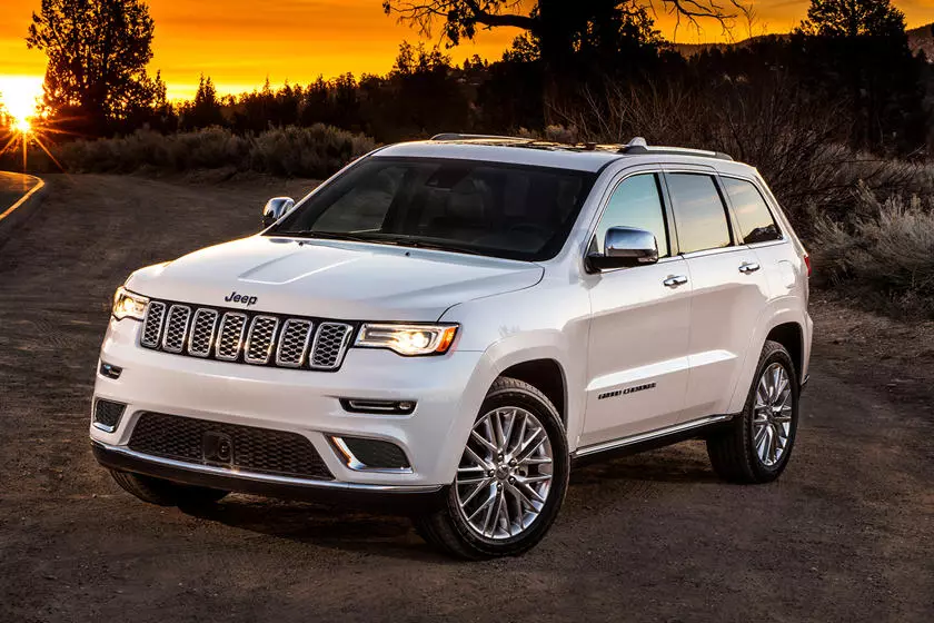 Vue d'angle avant du Jeep Grand Cherokee 2017-2021