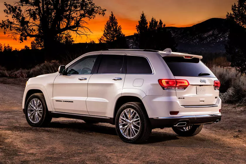 Vue d'angle arrière du Jeep Grand Cherokee 2017-2021