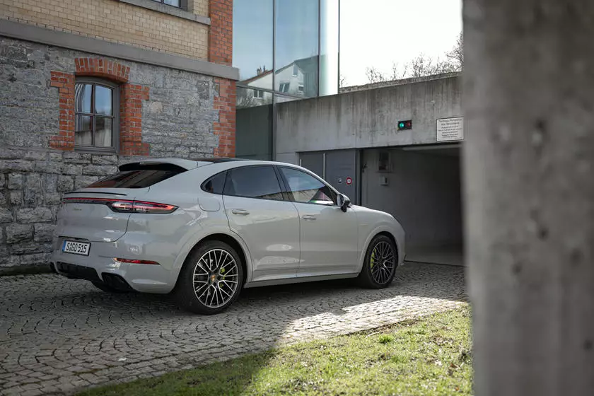 2020-2021 Porsche Cayenne Coupe มุมมองด้านหลังไฮบริด