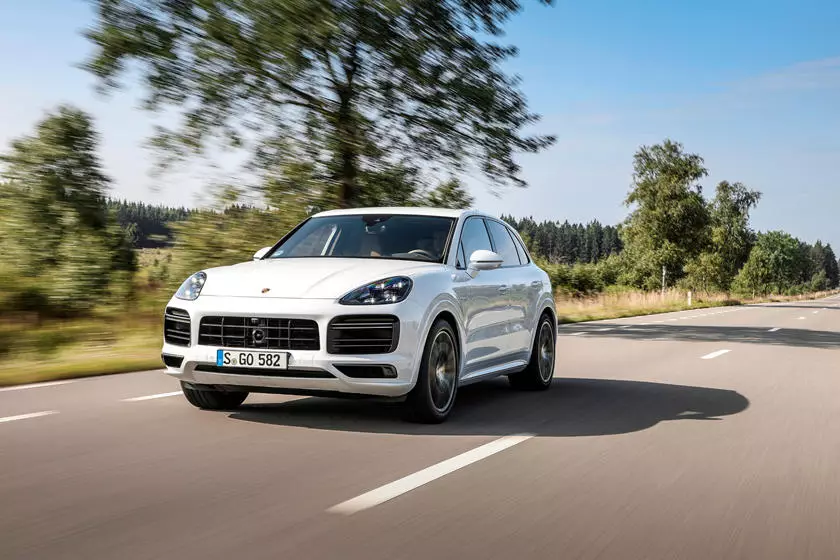 2020-2021 Porsche Cayenne Hybrid มุมมองด้านหน้าในการขับขี่