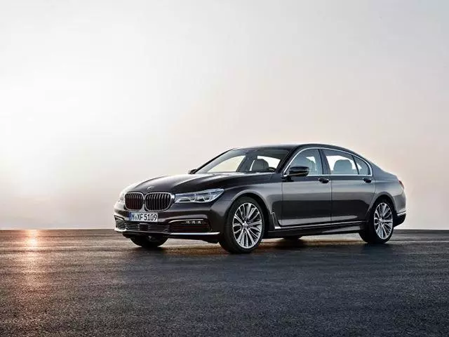 BMW's Most Powerful 7 Series EVER Ichangobva Kuburitswa 41405_1