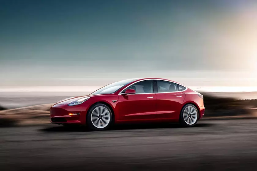 2017–2020 Tesla Model 3 külgvaatega sõitmine