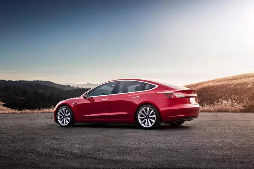 2017–2020 m. Tesla Model 3 vaizdas iš galinio kampo