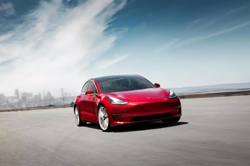 2017–2020 Tesla Model 3 eestvaatega sõitmine